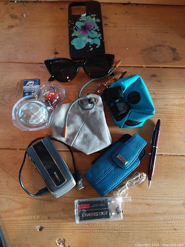 Nokia flip phone bundle with accessories | Maxsold