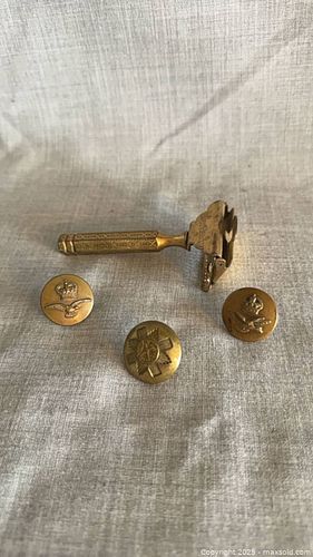 Vintage open-comb safety razor & RAF brass buttons | Maxsold