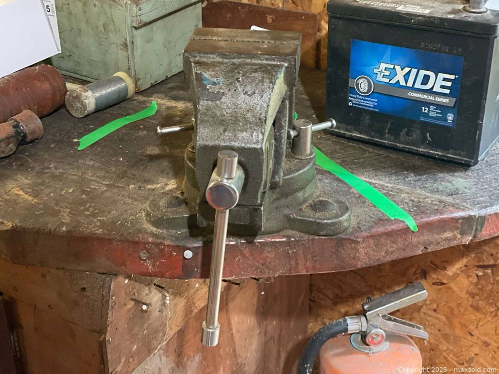 Heavy-Duty Workbench Vise, Swivel Base, Cast Iron, Unknown Brand ...