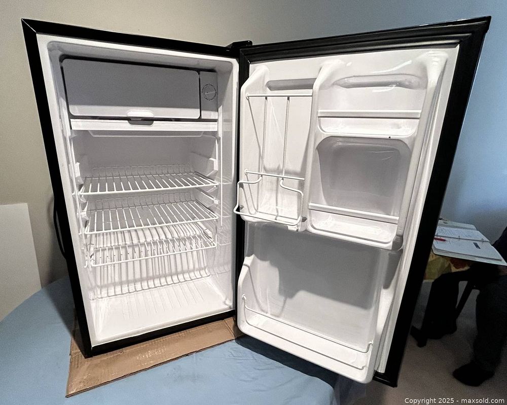 Bar fridge / Mini fridge. Magic Chef Brand. | Toronto (Ontario, Canada ...