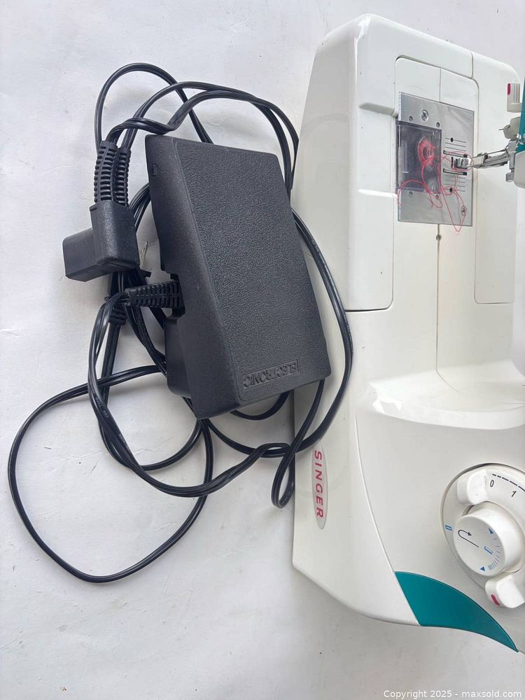 Singer 6038 electronic sewing machine with foot controller | Maxsold