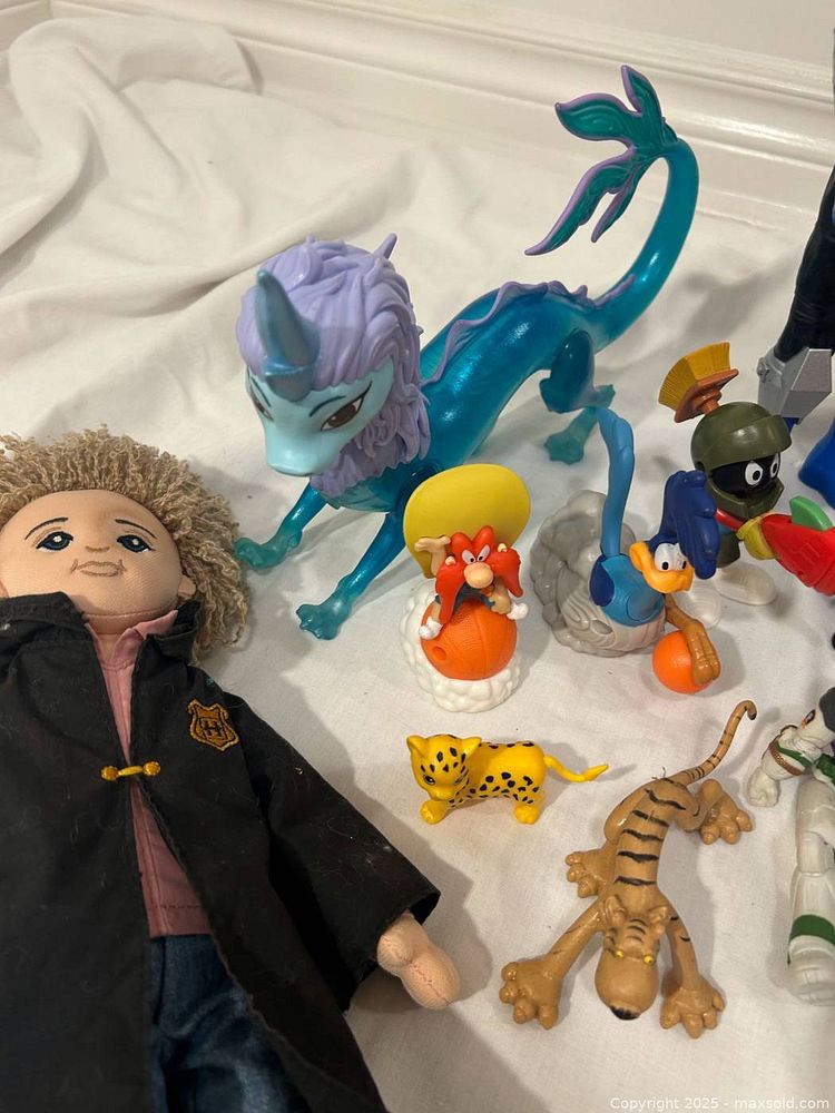 Mixed character toy lot figures robots vehicles plush | Maxsold