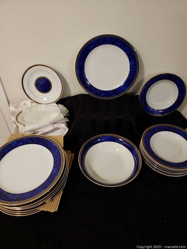 Topceram fine china blue gold dinnerware 25pcs | Maxsold