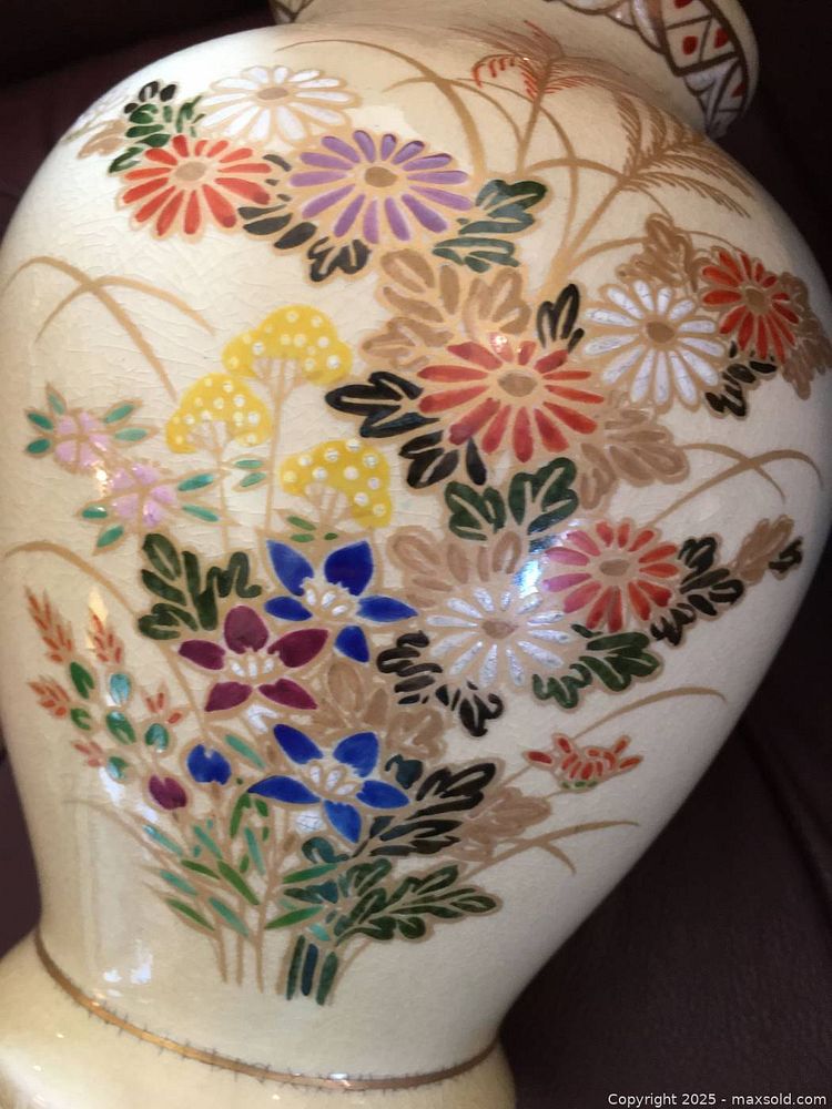 Japanese ivory crackle glaze floral vase | Maxsold