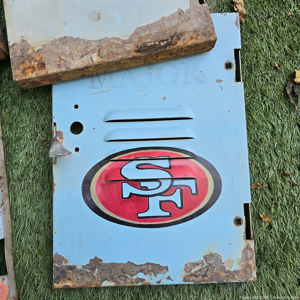 7 vintage pale blue steel locker doors | Maxsold