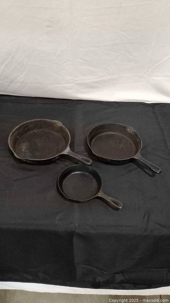 3 cast iron skillets, 2 Griswold | Maxsold