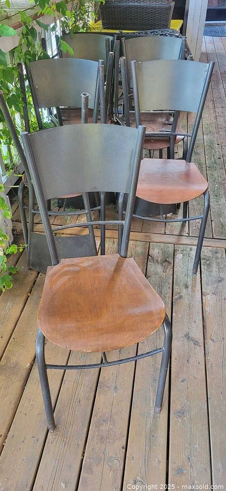 10 metal Tim Hortons café chairs | Maxsold