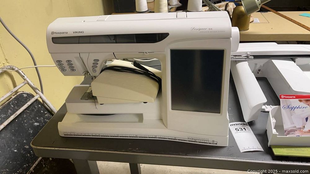 Husqvarna Viking Designer SE sewing and embroidery machine with ...