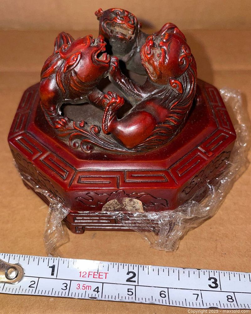 Japanese and Chinese decorative collectibles | Maxsold