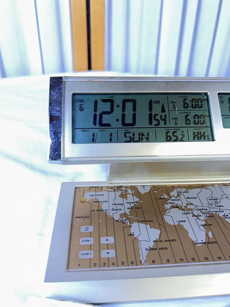 Seiko radio wave control world time clock | Maxsold