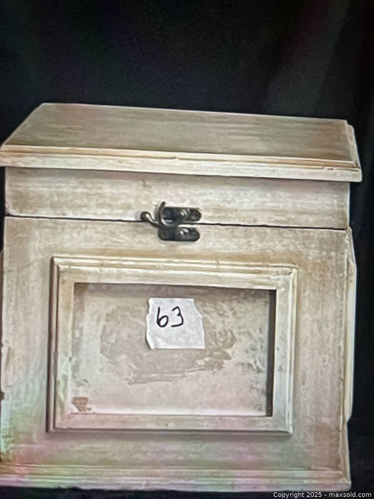 Wooden keepsake storage box distressed white | Maxsold