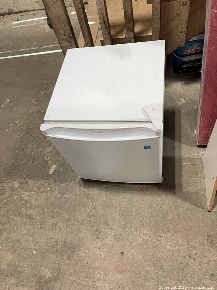 Danby compact mini fridge | Maxsold