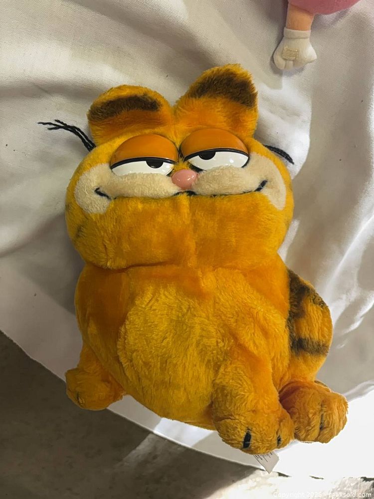 1981 Garfield plush stuffed toy | Maxsold