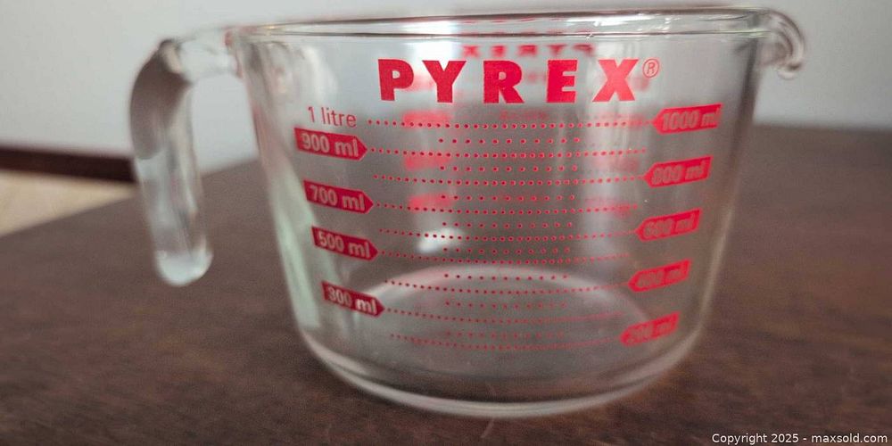 Vintage Pyrex glass measuring cups set of 3 | Maxsold