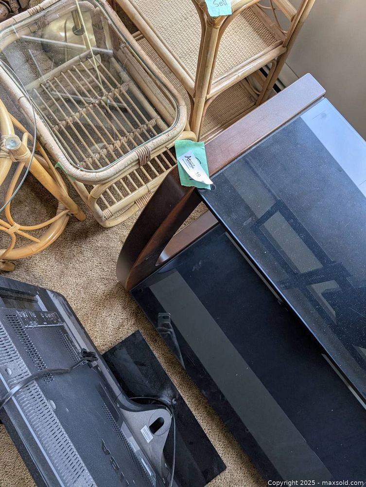 Sonax black glass TV stand with mount | Maxsold