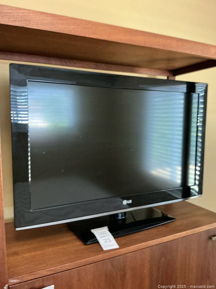 LG 32LD350-UB 32-Inch LCD TV with Stand | Maxsold