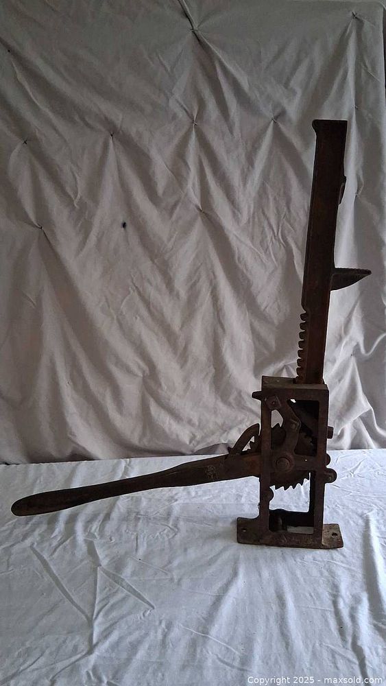 Oliver Manufacturing cast iron stump jack | Maxsold