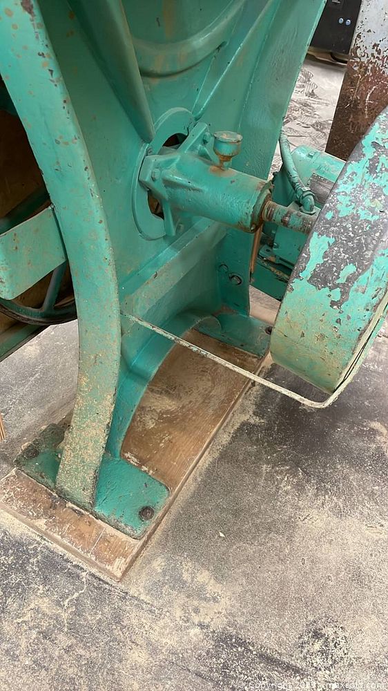 6.5 ft 600 V cast-iron industrial band saw with spare blades | Maxsold