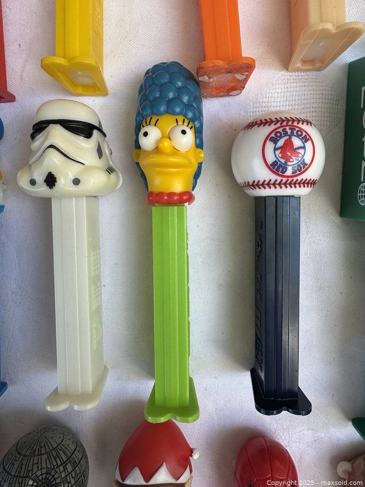 22 Vintage PEZ Candy Dispensers | Maxsold