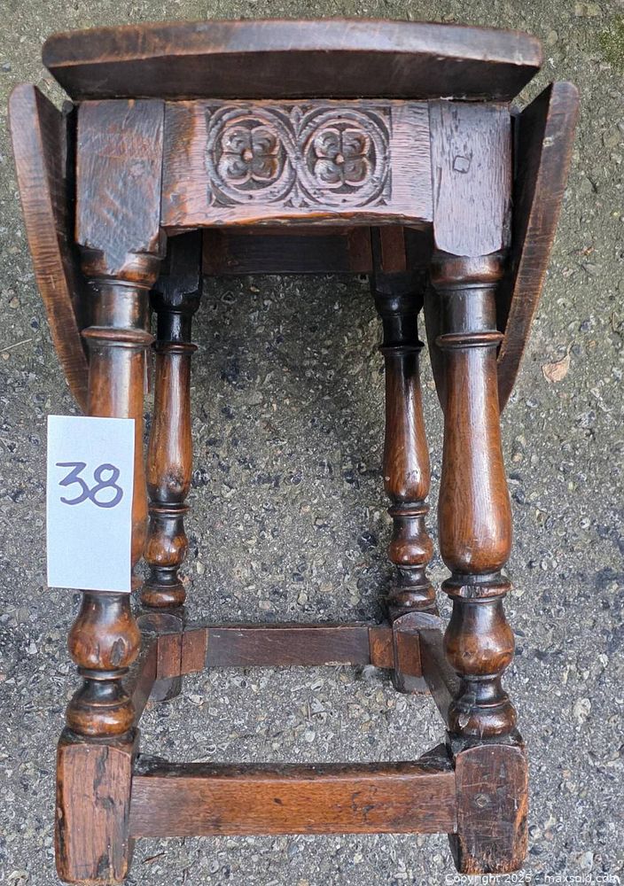 Vintage wooden drop-leaf side table | Maxsold