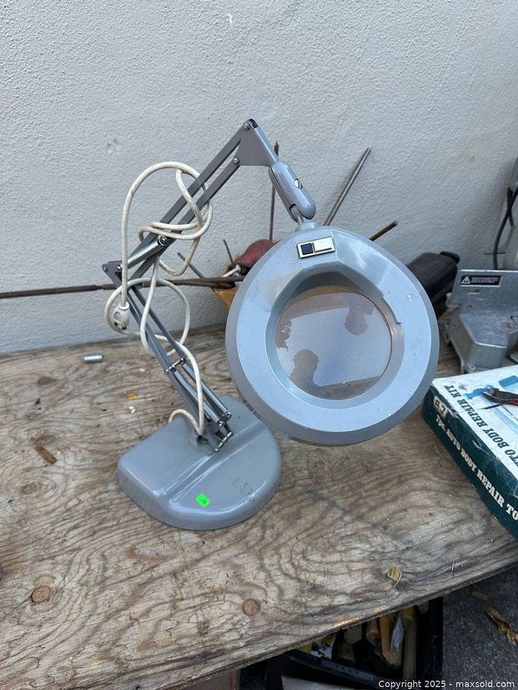USA heavy cast iron articulating magnifying lamp | Maxsold