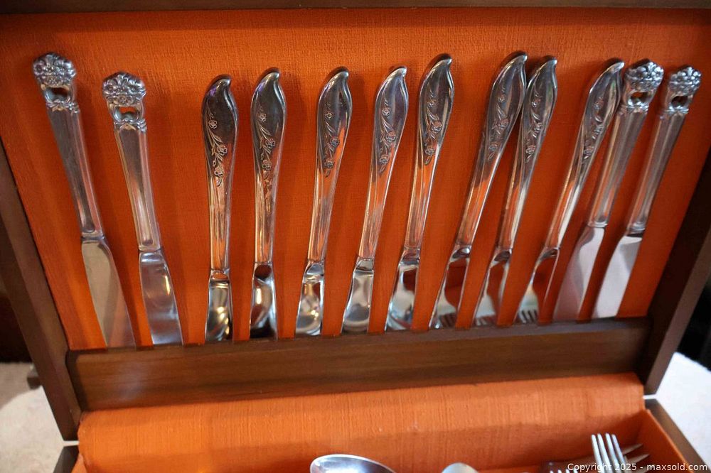 Vintage silver-plate flatware set in chest | Maxsold