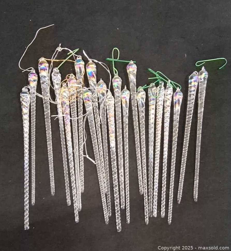 Assorted Christmas ornaments and decorations | Maxsold