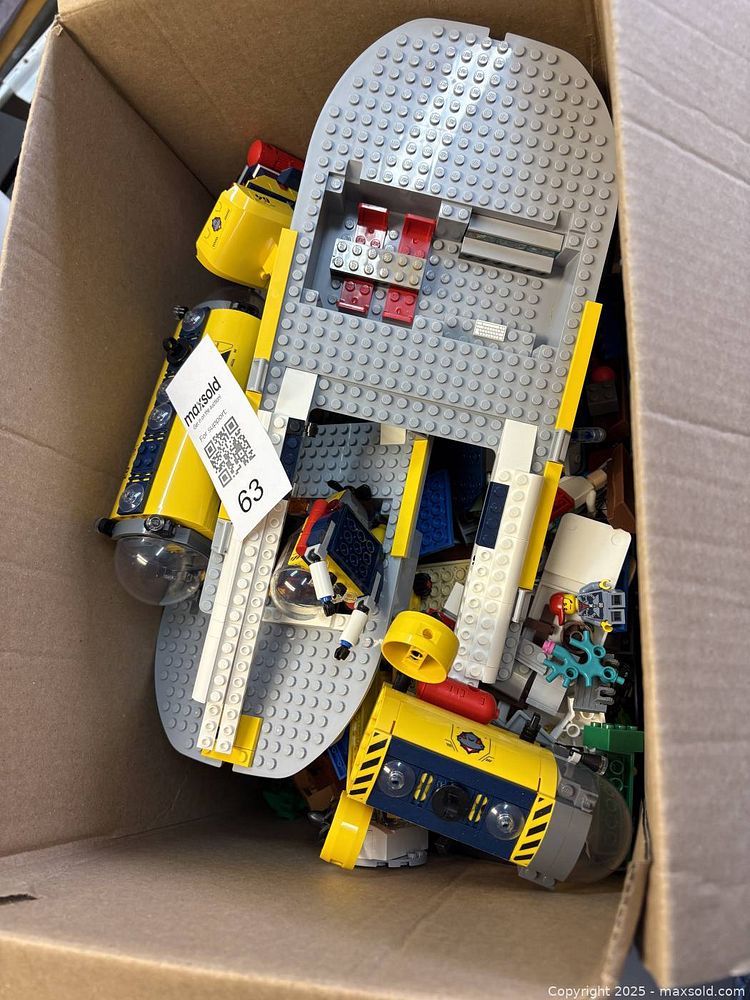 Box of assorted LEGO bricks and parts | Maxsold