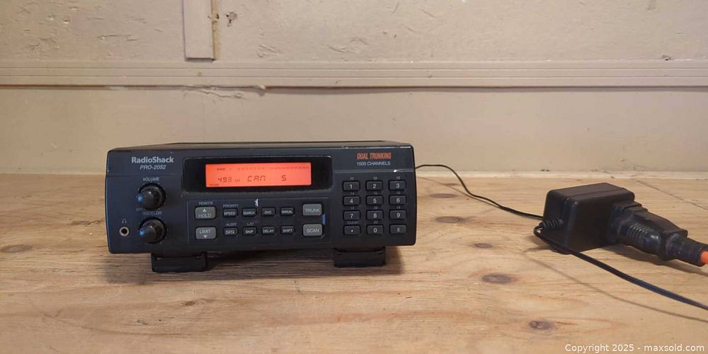 RadioShack PRO-2052 trunking scanner | Maxsold