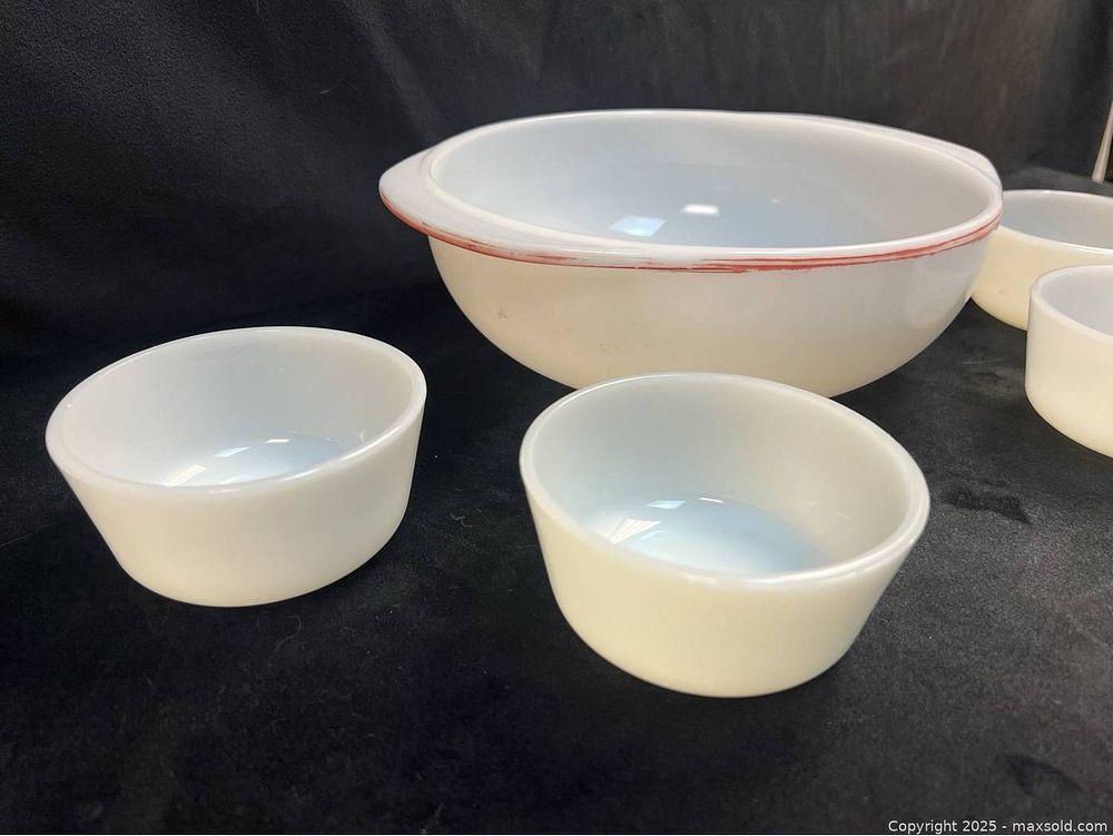 Pyrex white mixing bowl with red rim & 4 custard cups | Maxsold