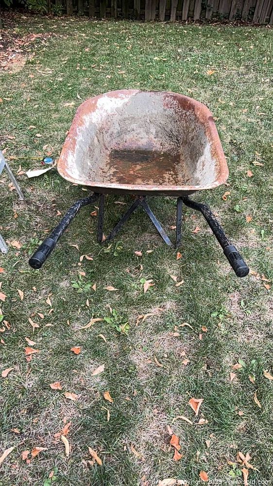 Aluminum 5-ft step ladder and metal wheelbarrow | Maxsold