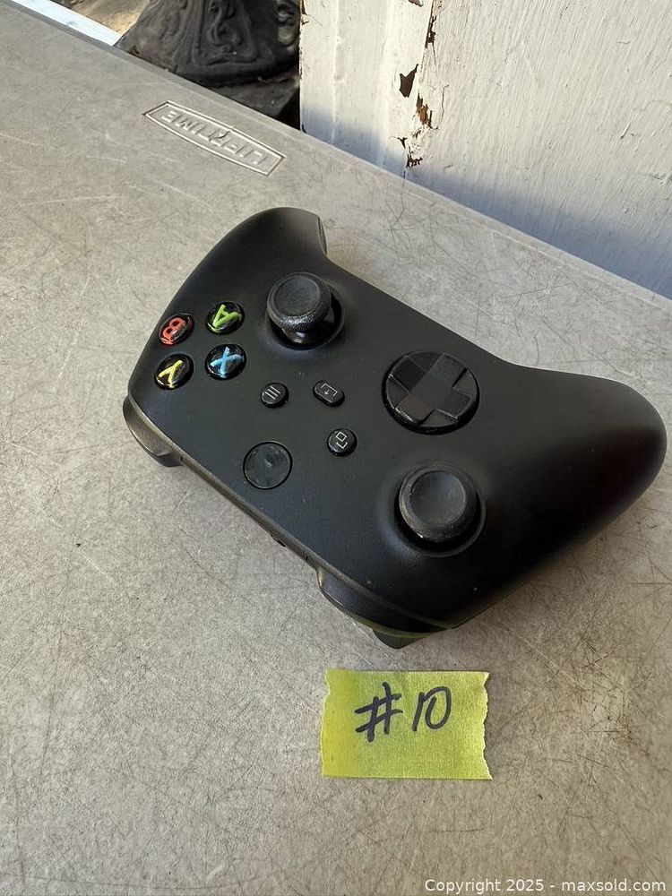 Microsoft Xbox wireless controller | Maxsold