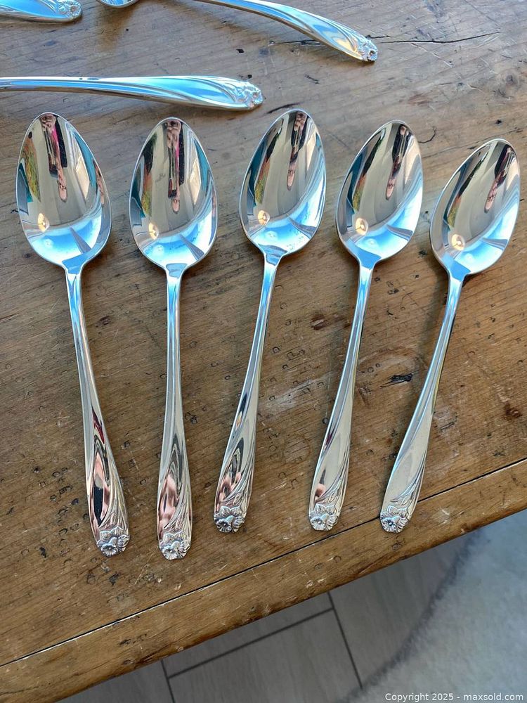 1847 Rogers Bros. Daffodil silver-plate flatware, 23-piece | Maxsold