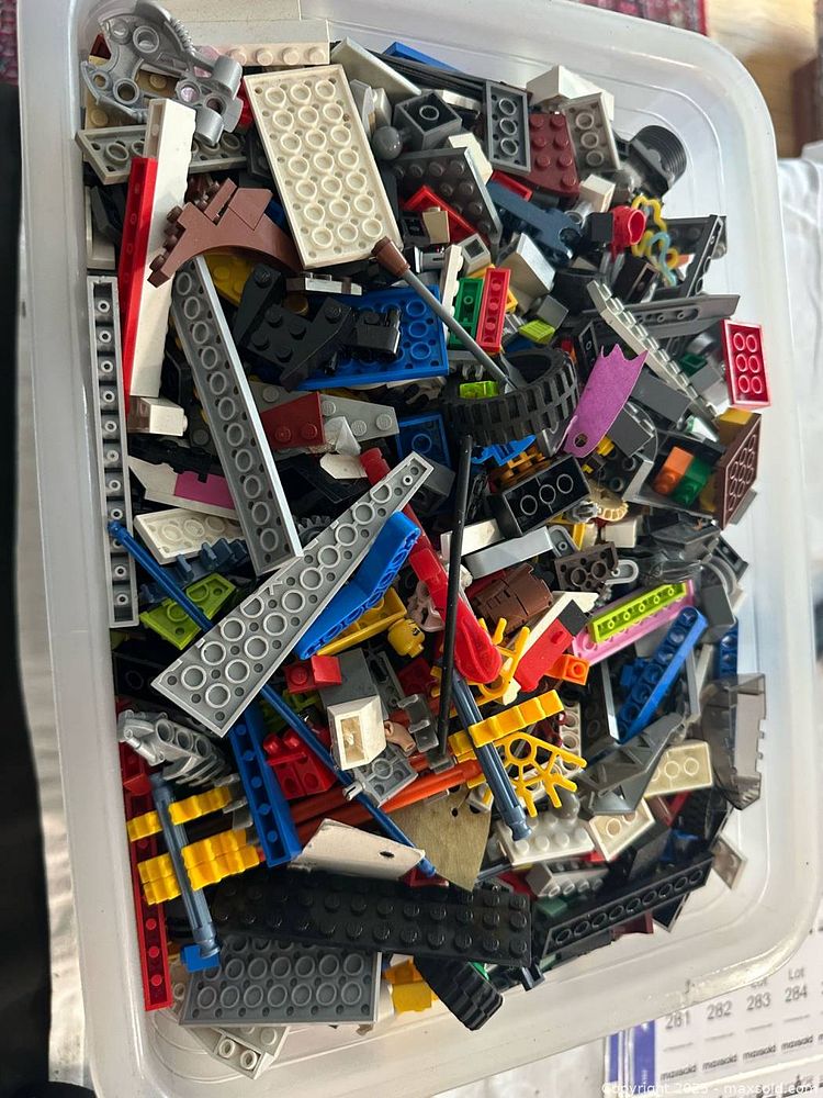 Assorted Lego building pieces | Maxsold