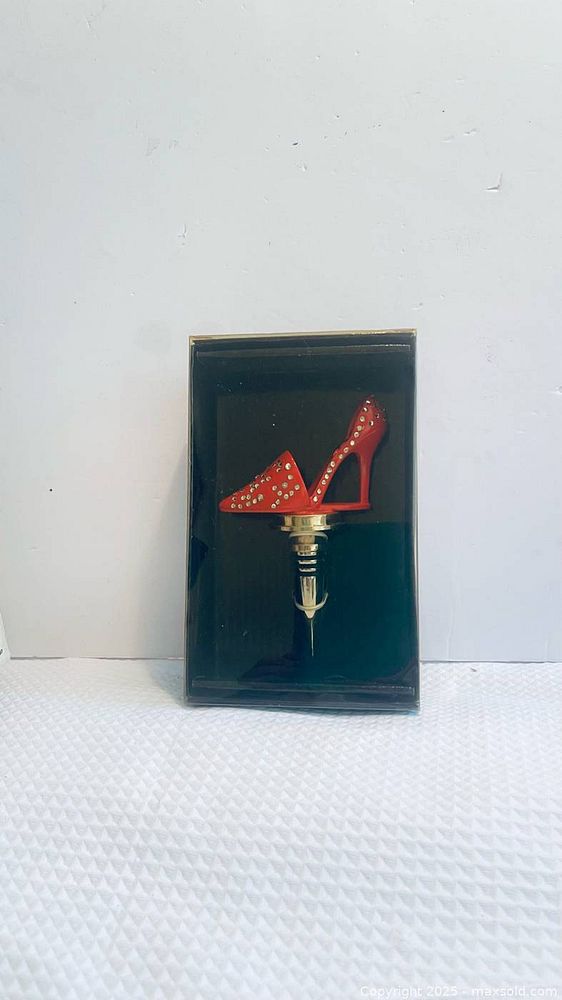 Red high heel shoe wine bottle stopper | Maxsold