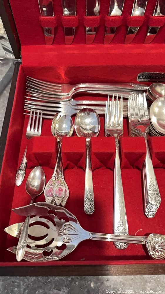 Oneida Community silverplate flatware set | Maxsold