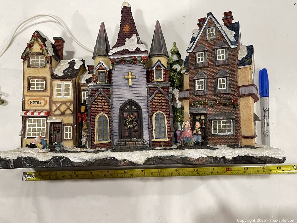 Light-up Christmas village building cluster | Maxsold