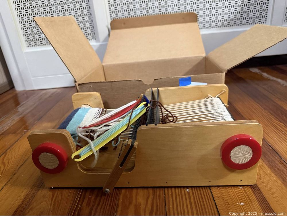 Bonhop wooden tabletop loom with manual | Maxsold