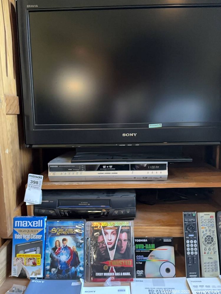 Sony Bravia 32" LCD TV with AV Components, Remotes and Media | Maxsold