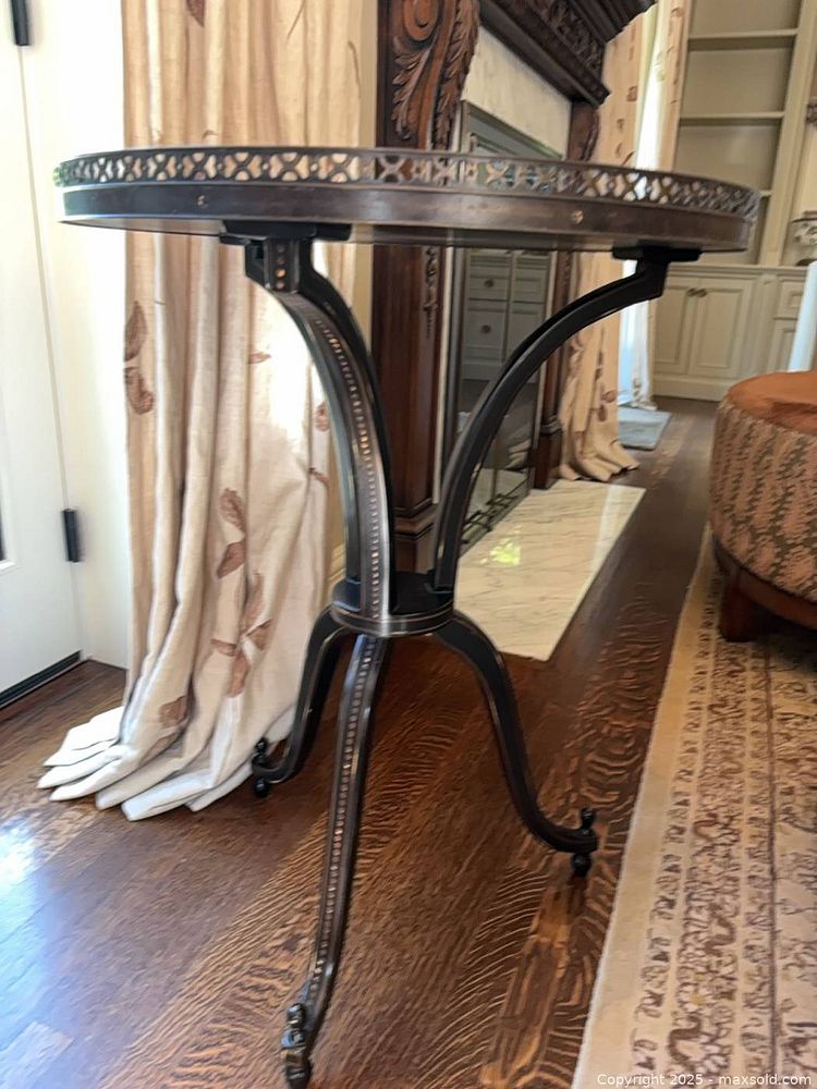 Regency-style round tole tray accent table | Maxsold