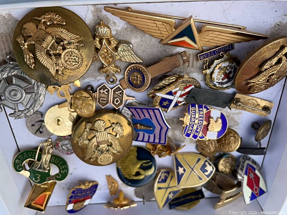 Mixed U.S. Military Insignia Pins, Badges & Buttons | Maxsold