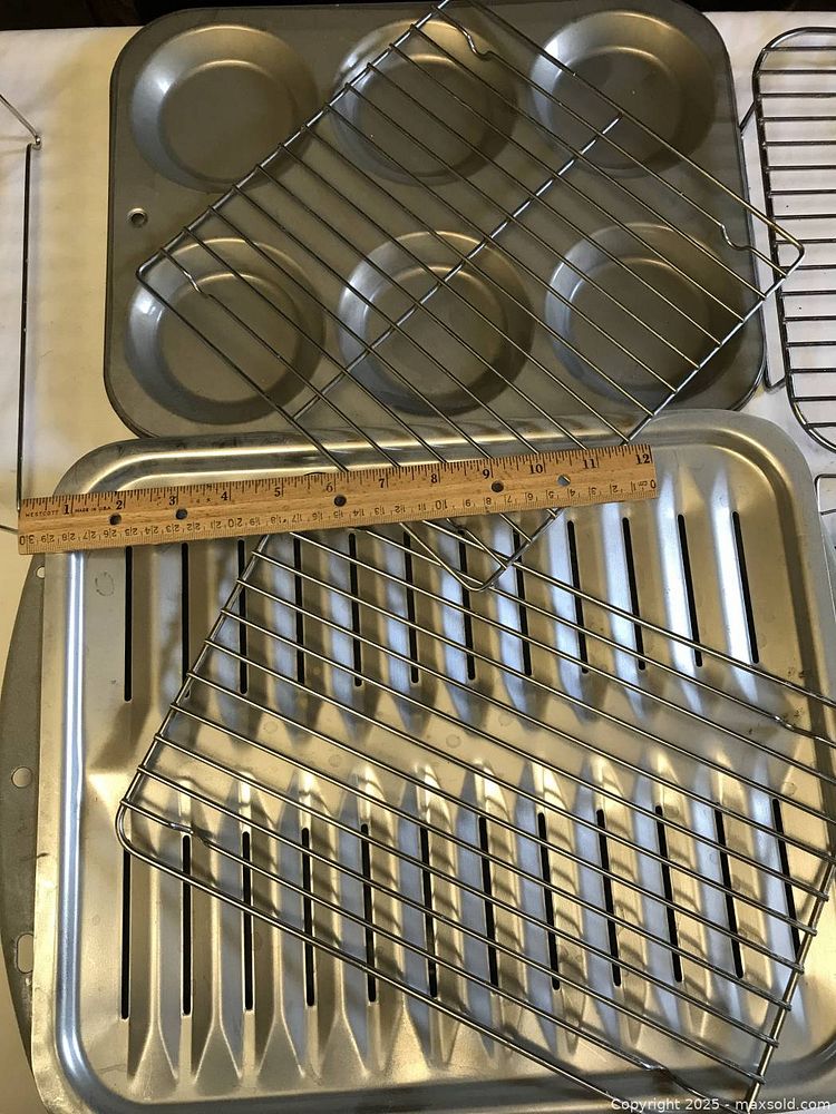 Metal cooling racks, muffin tin, broiler pan | Maxsold