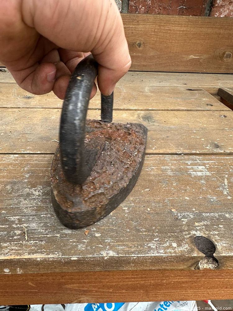 Antique cast iron clothing iron | Maxsold