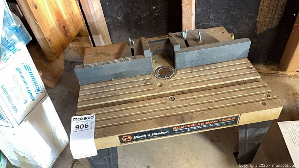 Stanley Jobmaster router with table and Mastercraft bit set | Maxsold