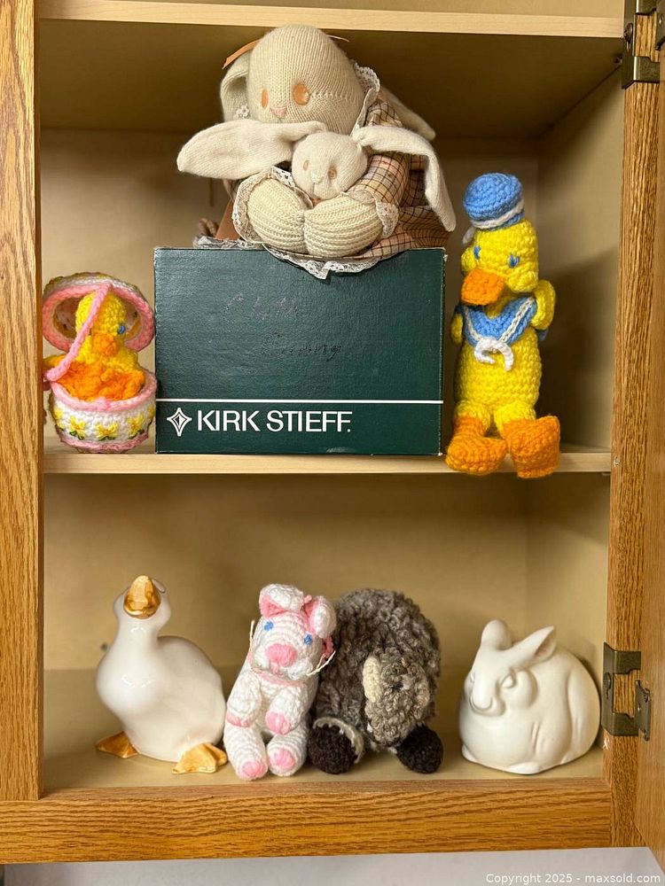 Crocheted Easter decor with plush and ceramics | Maxsold