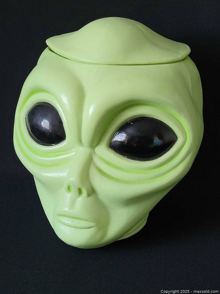 Vintage green alien head plastic display cookie jar | Maxsold
