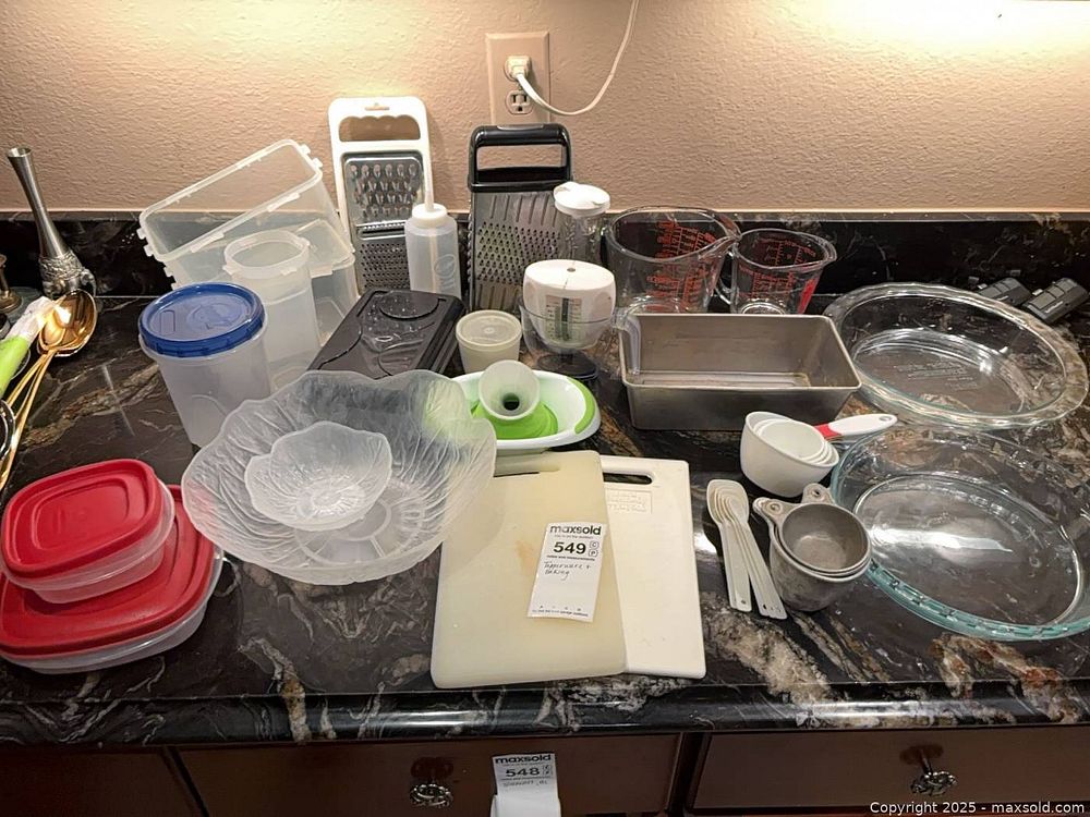 Pyrex glass bakeware and assorted kitchen tools | Maxsold