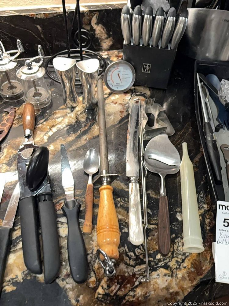 Mixed Kitchen Utensils, Knife Caddies & Sunbeam 2-Slice Toaster | Maxsold