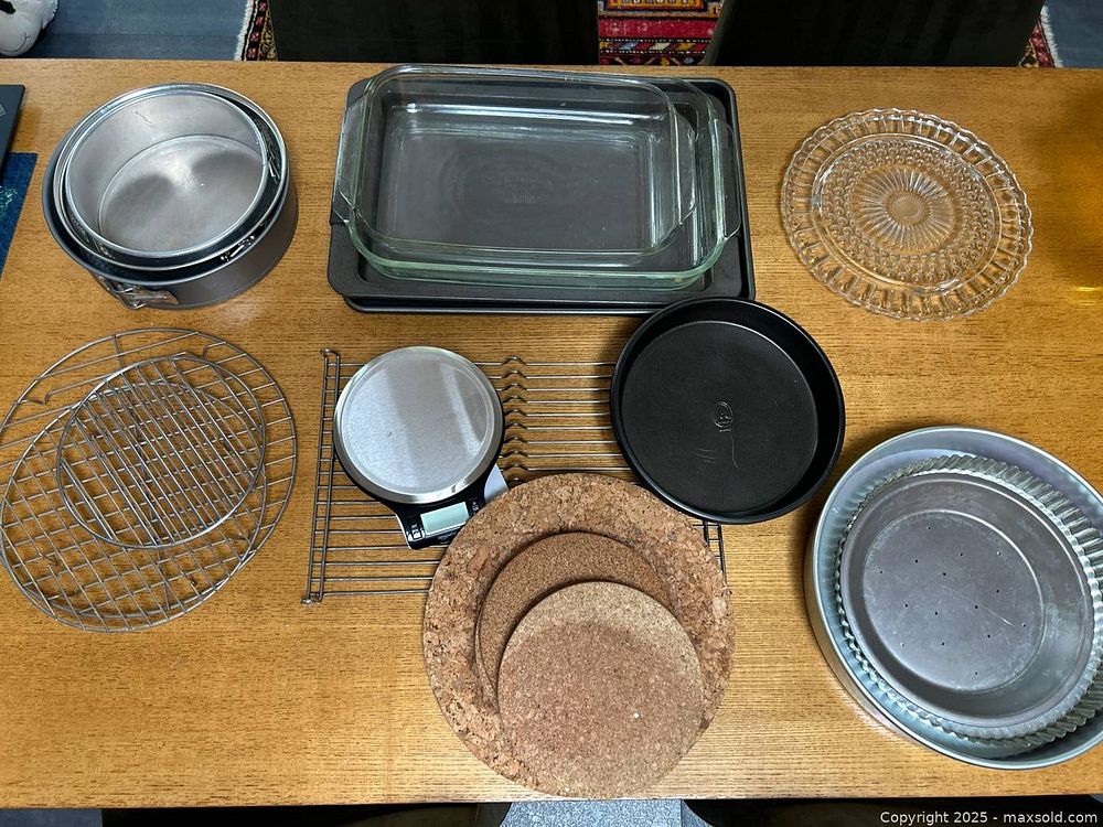 Bakeware and cookware lot Pyrex dishes pans racks 19pc | Maxsold