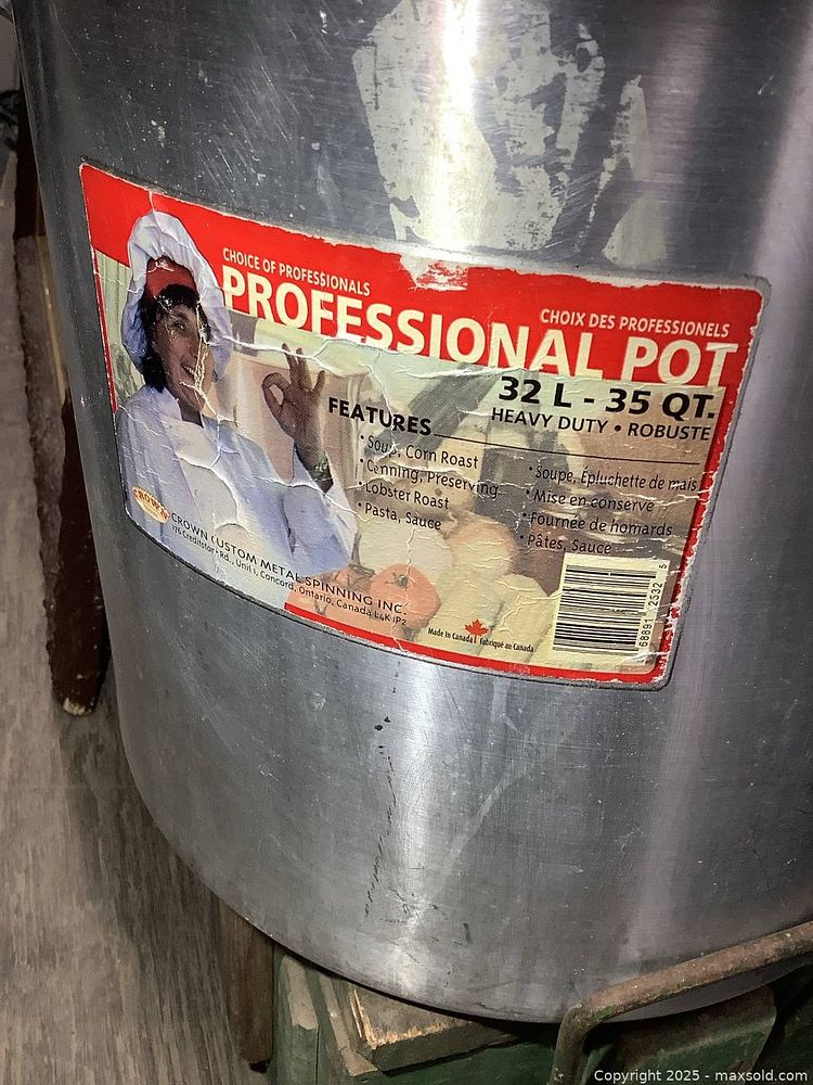 Large enamel canning pot and 32 L aluminum stock pot | Maxsold